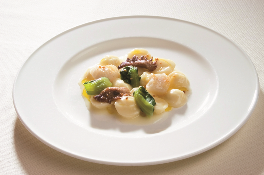 Cappelletti con latte cagliato, creste di gallo, uova di seppia e ...