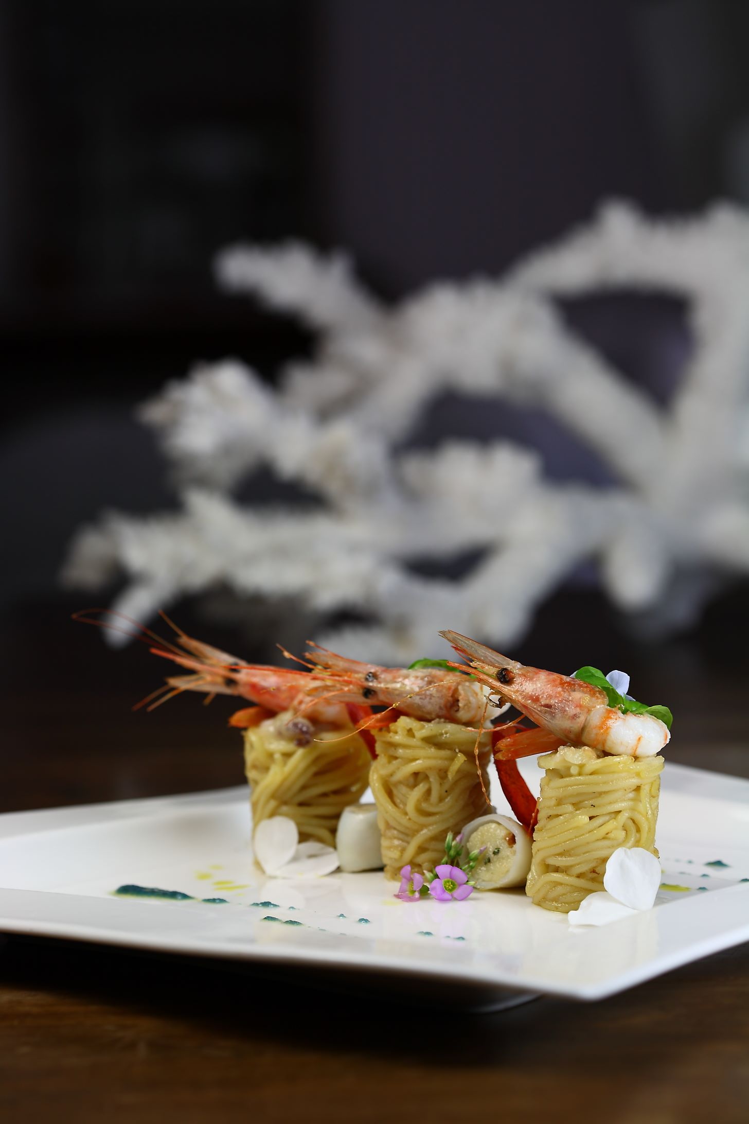 Spaghettini in salsa di gamberoni con calamaretti ripieni alla caprese ...