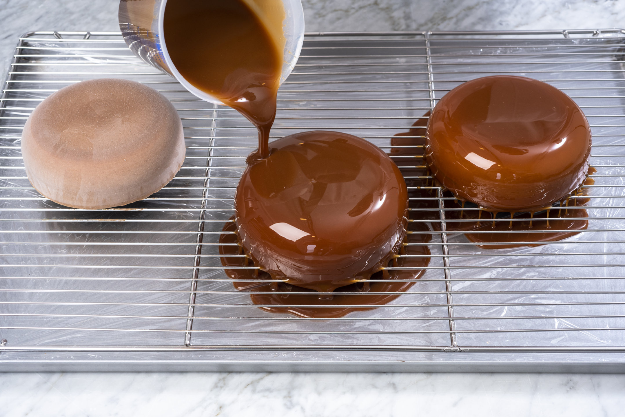 Glassa a specchio: come fare la glassa a specchio lucida e perfetta