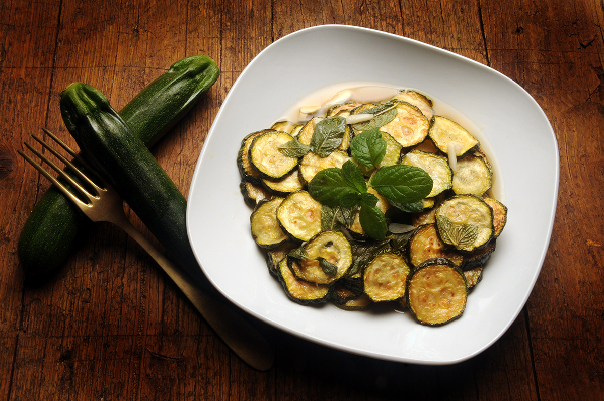 Zucchine alla scapece: ricetta, storia e piatti dei grandi chef